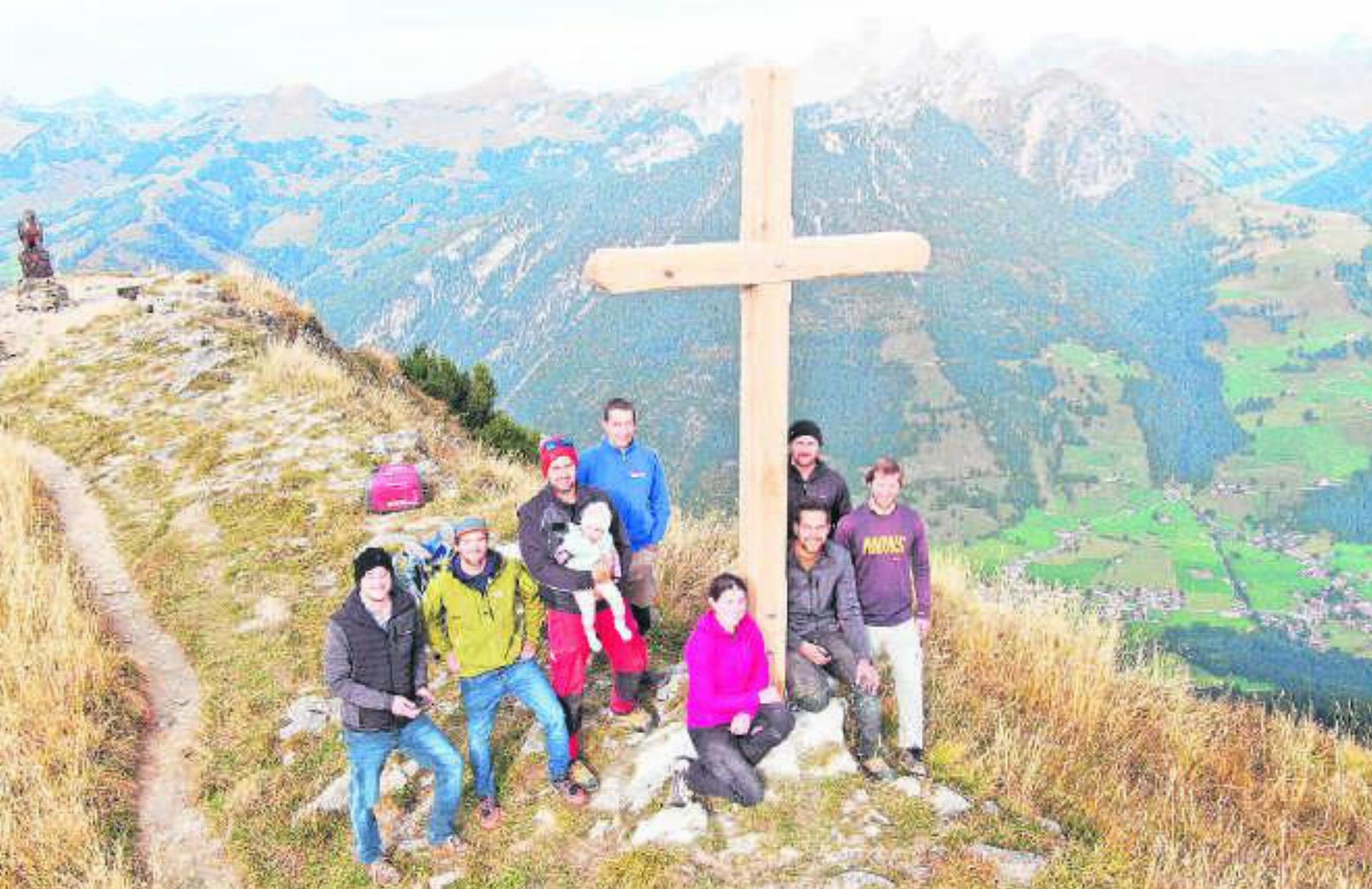 Rechts: Das Gipfelkreuz auf dem Rinderberg steht: die Erbauer und ...
