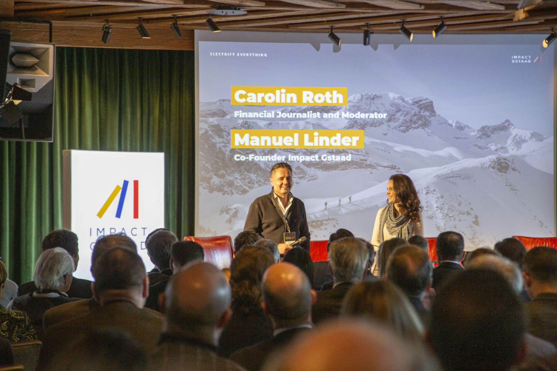 Manuel Linder mit Carolin Roth bei der Eröffnung des vierten Impact ...