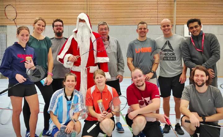 Der «Sämmi-Chlous» auf Besuch beim Badmintonclub Gstaad